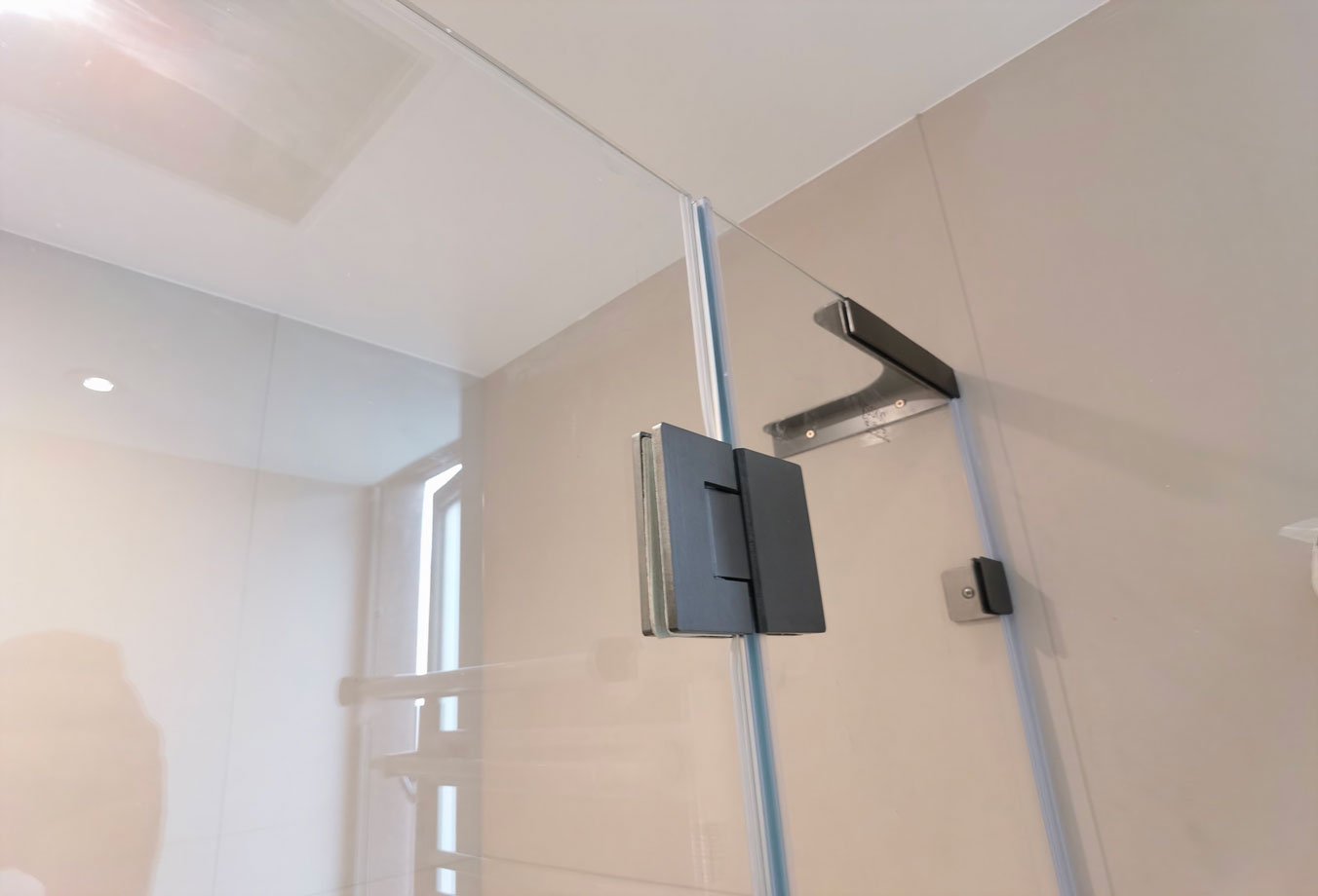 Essential Guide to Types of Frameless Shower Door Hardware